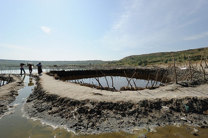 The Salt Miners of Lake Katwe in Uganda | Amusing Planet